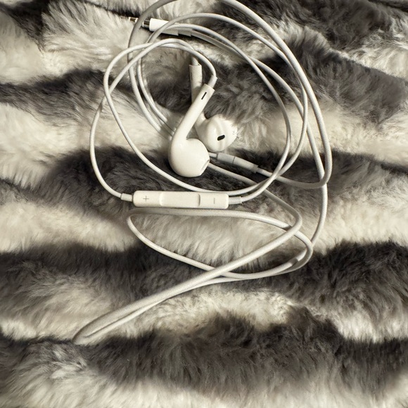 Apple | Headphones | Apple White Earbud Headphones With Superior Sound ...